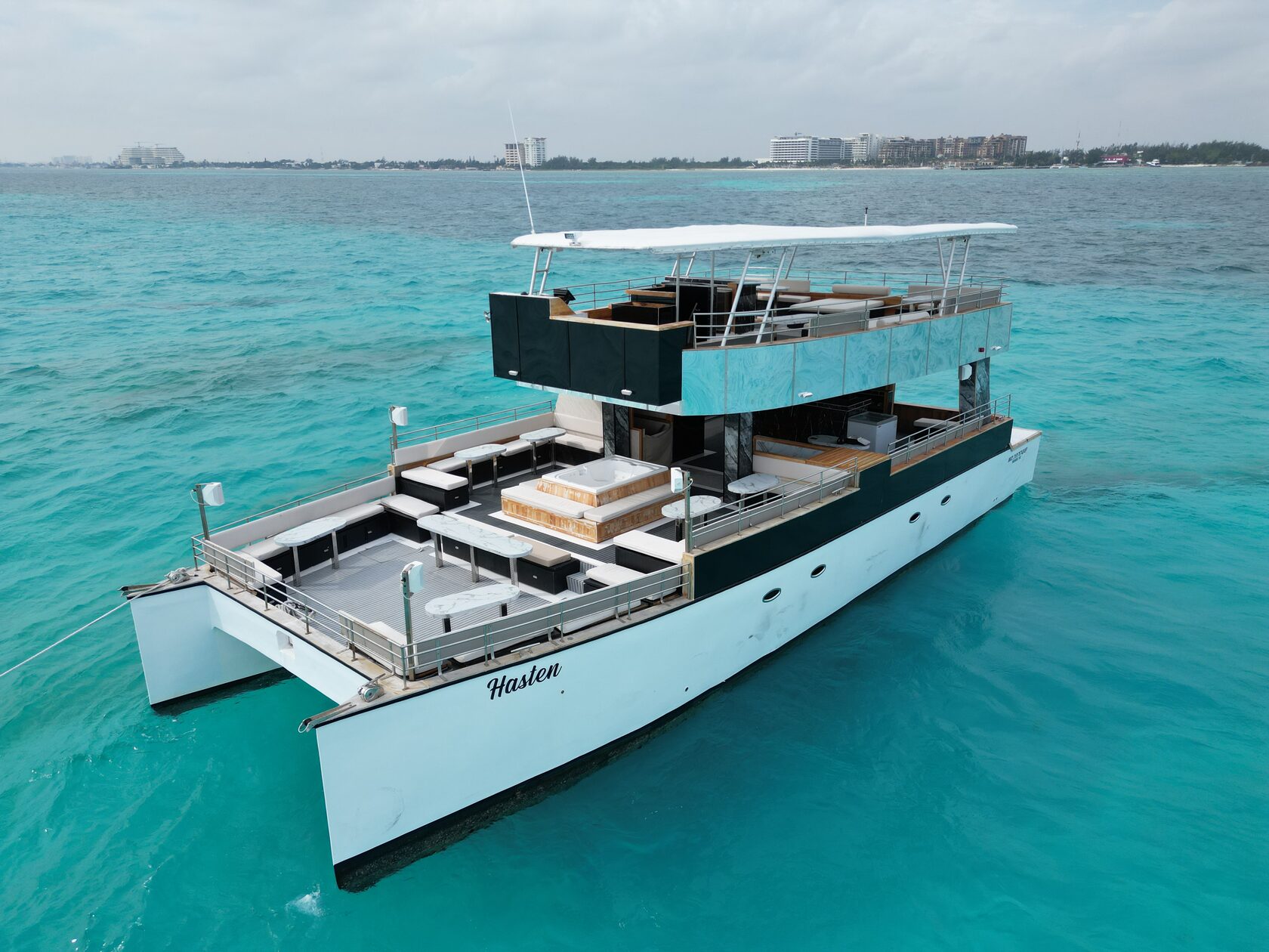 60ft Flybridge catamaran in Cancun