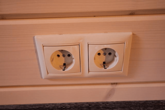 Types of wiring in a wooden log house