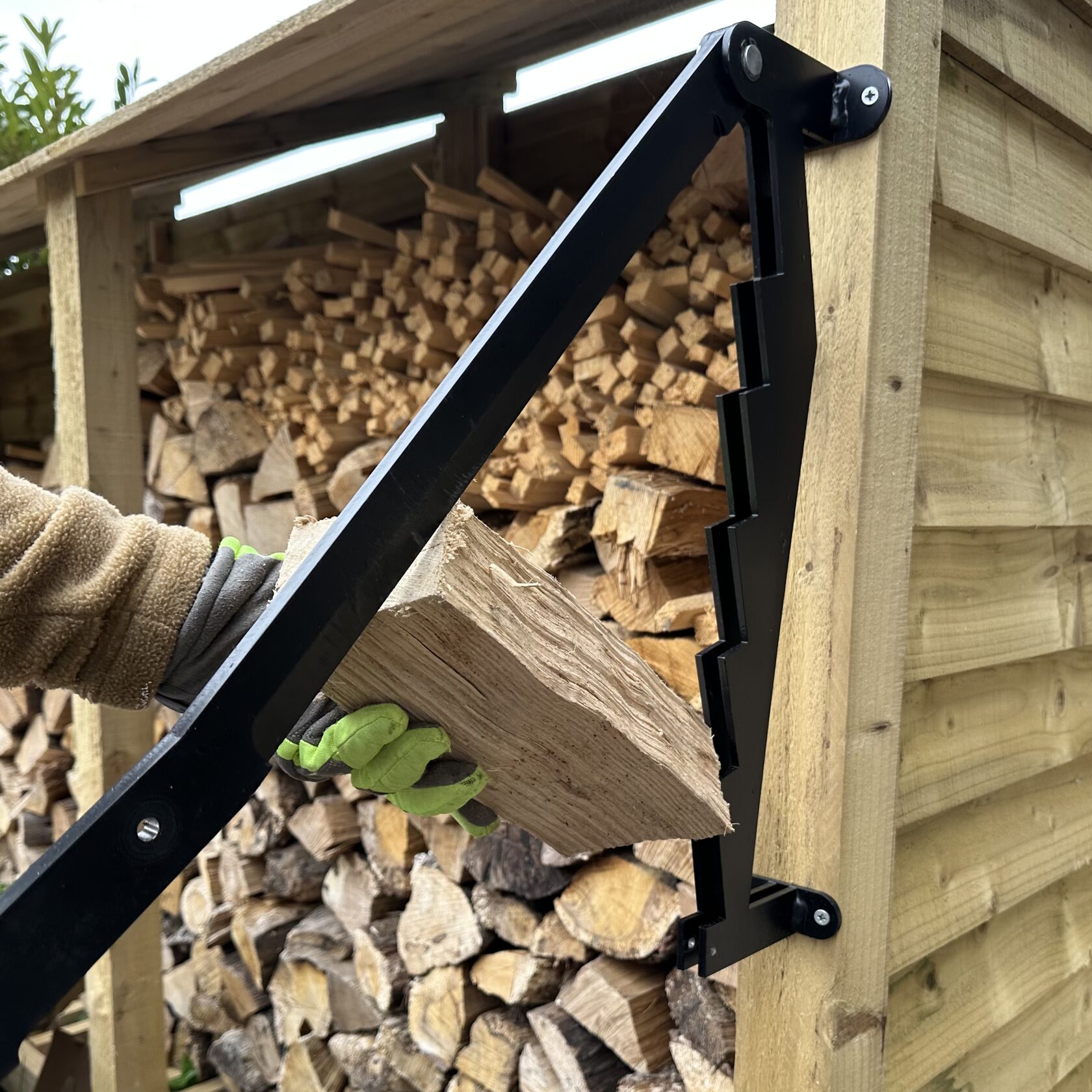 Wall mounted log splitter store