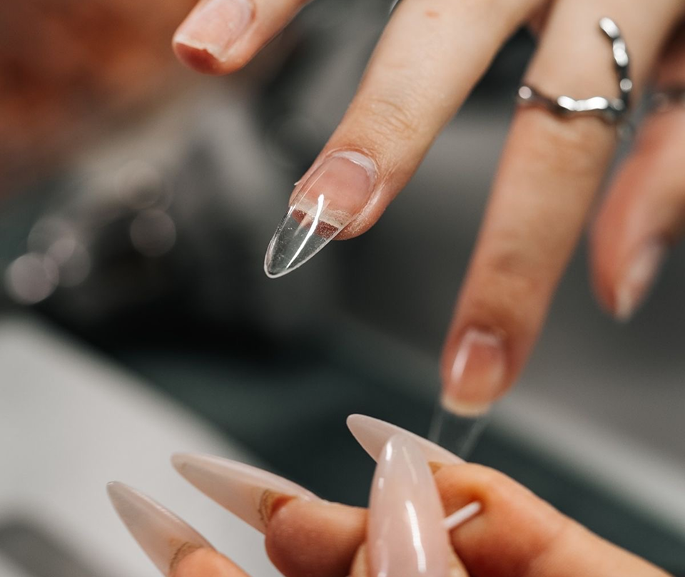 Ricostruzione unghie fai-da-te con dual form: guida pratica per principianti | Nails Secrets