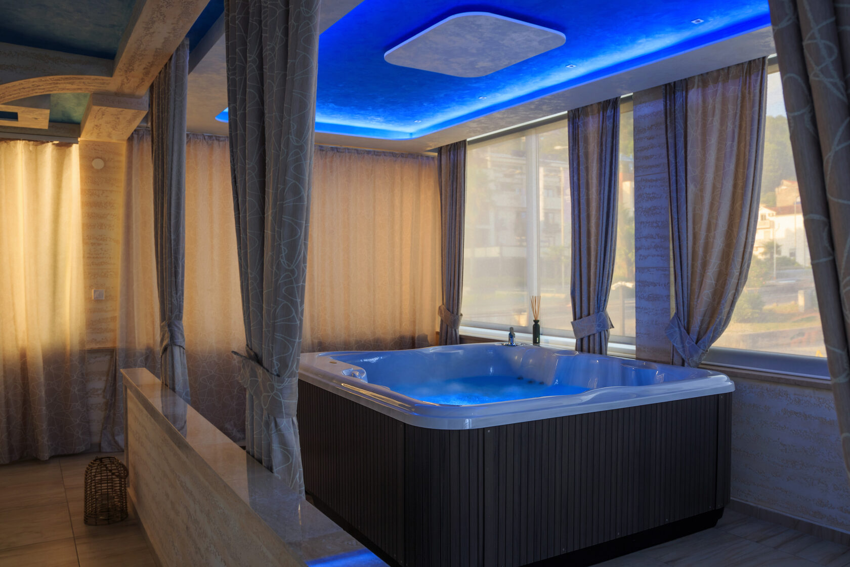 Deluxe Double Jacuzzi Suite