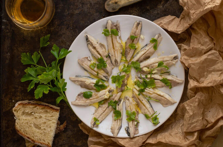 Анчоусы: что это такое, с чем их едят, вкус, рецепты, польза