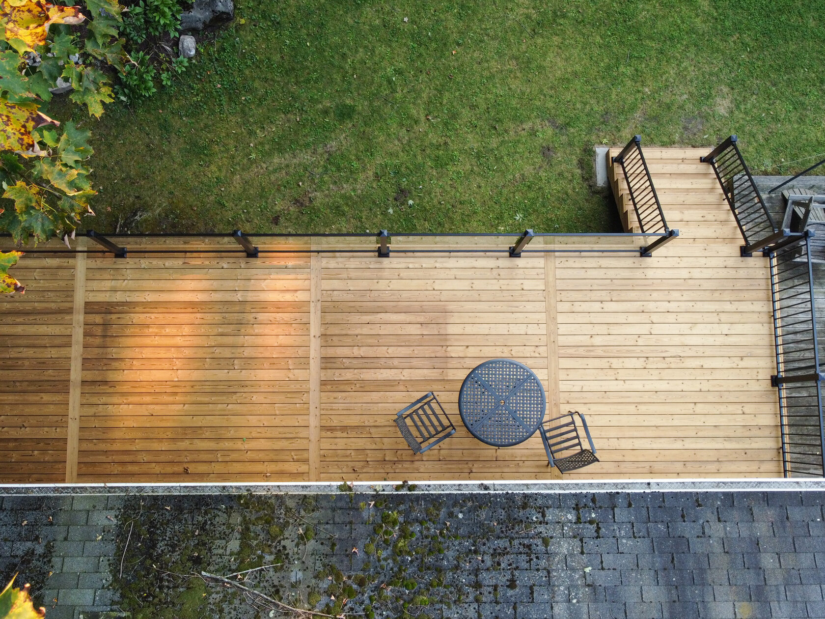 A Nature-Inspired Deck with Lunawood & Glass Railings